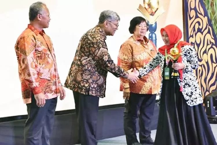 Gerakan Peduli dan Berbudaya Lingkungan Hidup di Sekolah Antar SDN 018 ... Gerakan Peduli dan Berbudaya Lingkungan Hidup di Sekolah Antar SDN 018 ...
